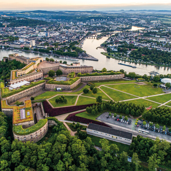 De Dicastiegebouw aan de voet van de vestung Ehrenbreitstein - Visit Koblenz